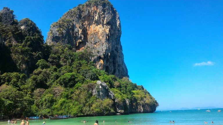 Pantai Railay: Surga Panjat Tebing dan Pasir Putih - Informasi Wisata ...